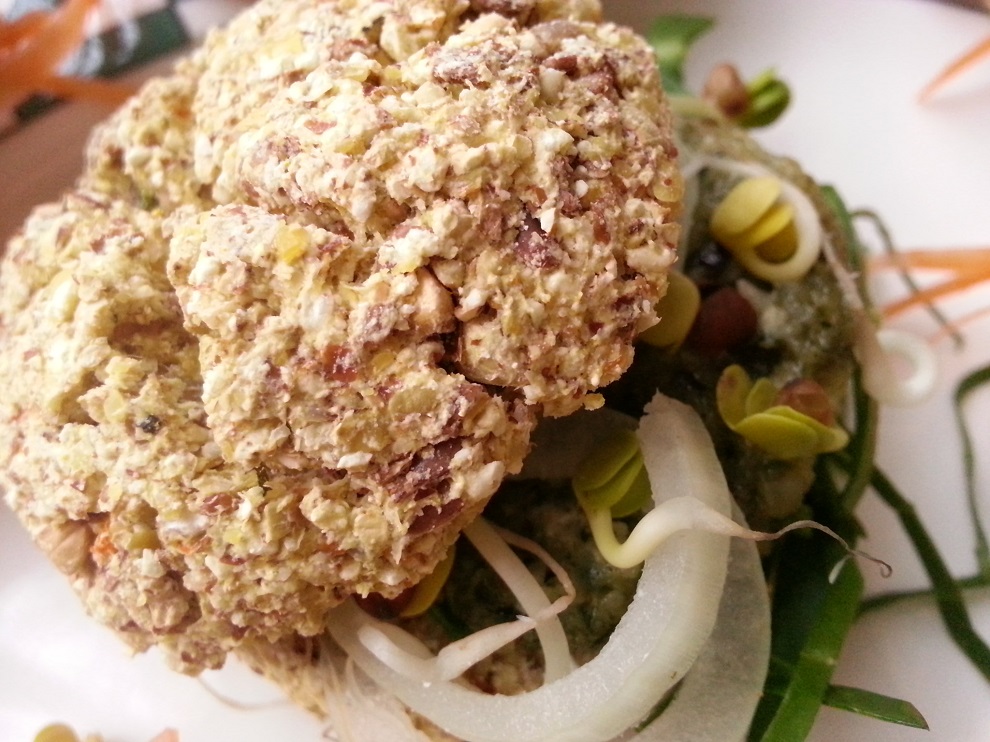 Rohkost-Brötchen mit roh-veganem Hanfkäse › grün-roh-bunt